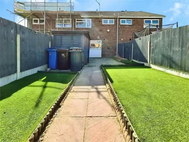 Cozy 1 BA 3 bedroom Mid Terrace House to rent, Hazelshaw Garde.