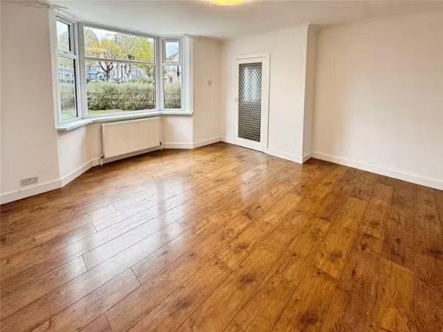 Deal! 1 BA 3 bedroom Semi Detached House to rent, Dymond Road.