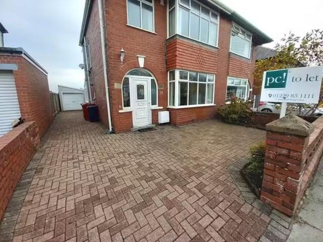 Cheap 1 BA 3 bedroom semi detached house for rent in 10 Monks.