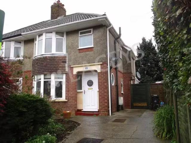 For Rent! 1 BA 3 bedroom semi detached house for rent in Ashfo.