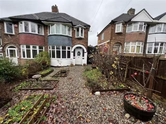 Unique 1 BA 3 bedroom semi detached house for rent in Broad Me.