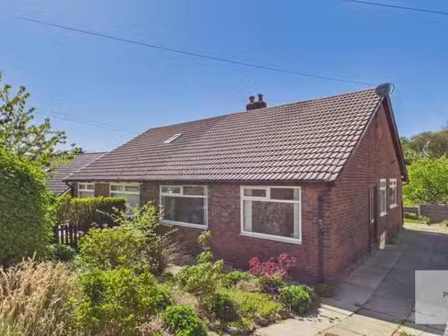 Cozy 1 BA 3 bedroom semi detached house for rent in Eden Avenu.