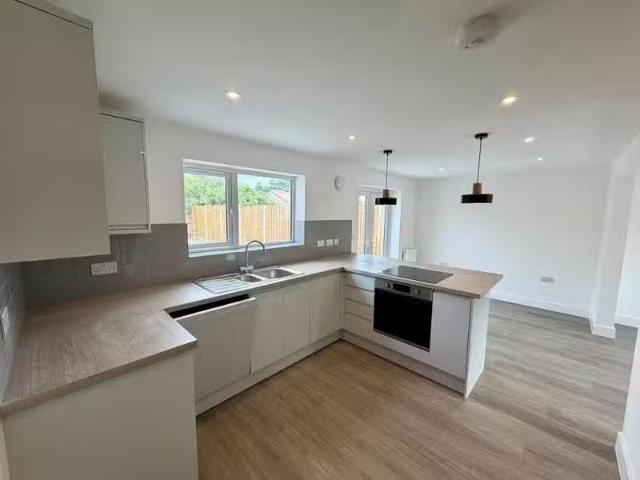 Deal! 1 BA 3 bedroom semi detached house for rent in Fir Close.