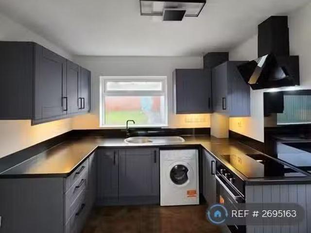 Charming 1 BA 3 bedroom semi detached house for rent in Four A.