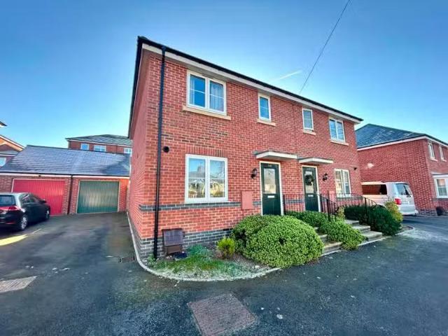 Charming 1 BA 3 bedroom semi detached house for rent in Glouce.
