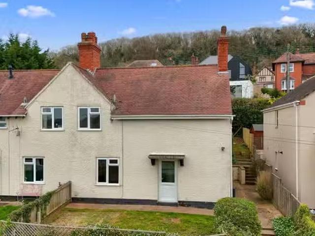 Rental! 1 BA 3 bedroom semi detached house for rent in Homend.