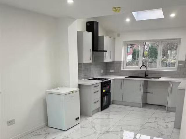Cheap 1 BA 3 bedroom semi detached house for rent in Hook Driv.