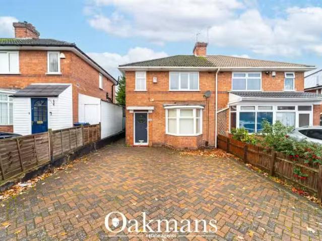 Cozy 1 BA 3 bedroom semi detached house for rent in Hoggs Lane.
