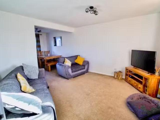 Deal! 1 BA 3 bedroom semi detached house for rent in Llys Tudf.
