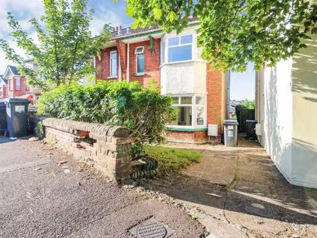 Cozy 1 BA 3 bedroom semi detached house for rent in Pine Road.