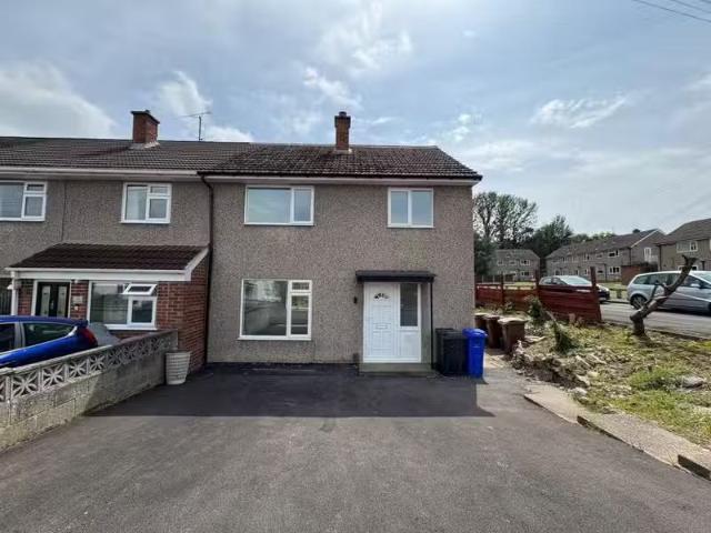 Cheap 1 BA 3 bedroom semi detached house for rent in Priory Cl.
