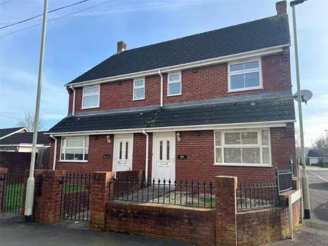 Cozy 1 BA 3 bedroom semi detached house for rent in Queens Gat.