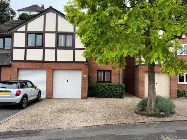 Unique 1 BA 3 bedroom semi detached house for rent in STOURBRI.