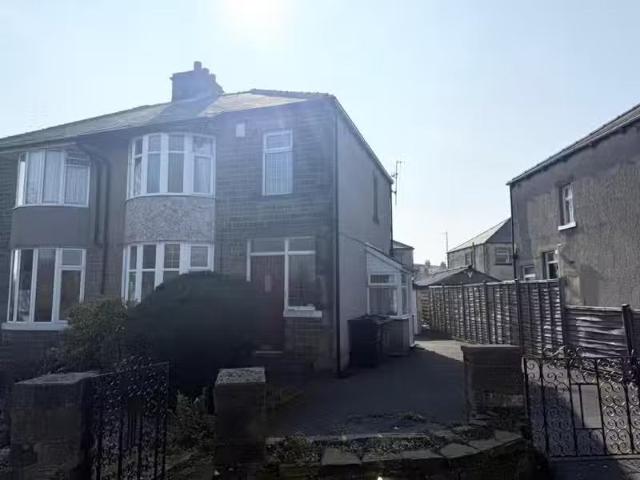 Nice 1 BA 3 bedroom semi detached house for rent in Sunnybank.