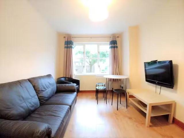 Nice 1 BA 3 bedroom private hall for rent in 8 St Lukes Court.