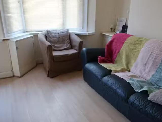 Cozy 1 BA 3 bedroom terraced house for rent in 16 Blossom Aven.