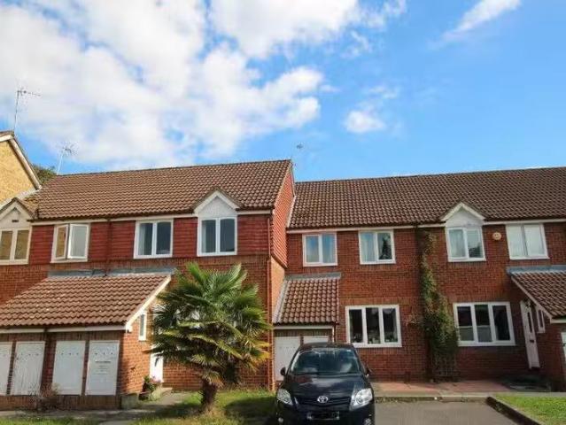 Unique 1 BA 3 bedroom terraced house for rent in Columbia Aven.