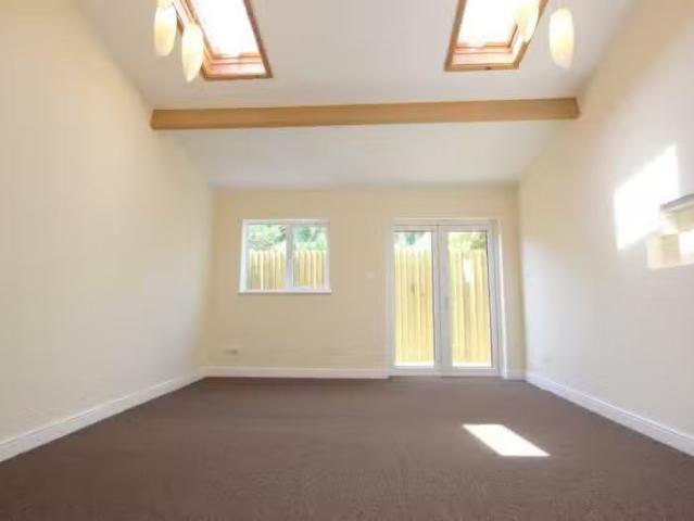 Deal! 1 BA 3 bedroom terraced house for rent in Baynton Road.