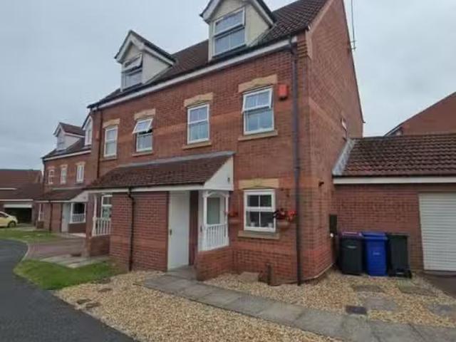 Cozy 1 BA 3 bedroom terraced house for rent in Birchwood View.