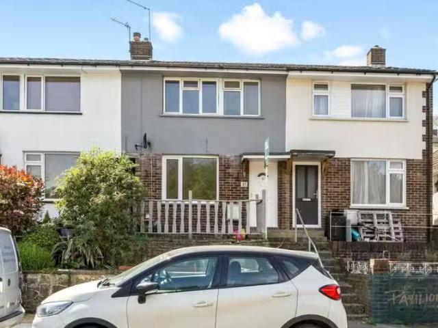 Cheap 1 BA 3 bedroom terraced house for rent in Dean Gardens.