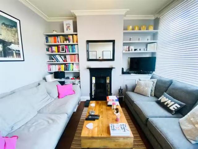 Deal! 1 BA 3 bedroom terraced house for rent in Hearth Street.