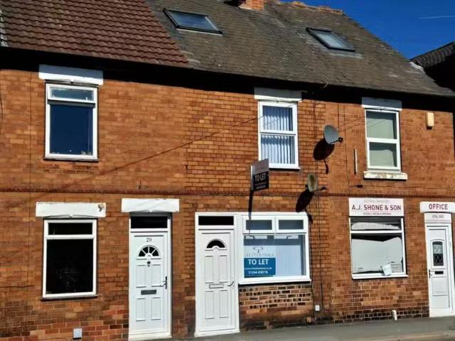 New 1 BA 3 bedroom terraced house for rent in High Street, Sal.