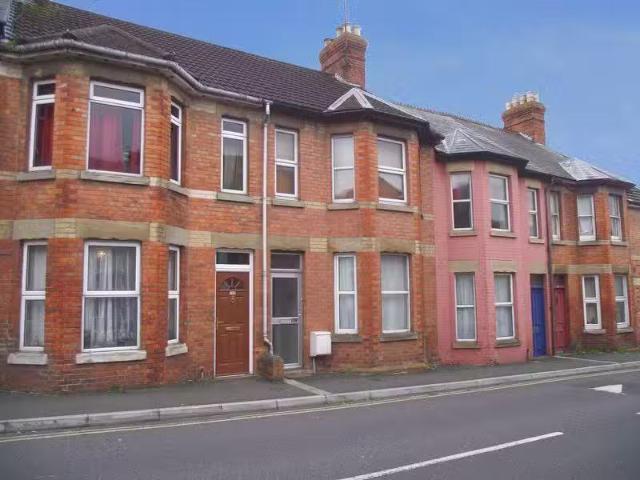 Cozy 1 BA 3 bedroom terraced house for rent in Huish, Yeovil.