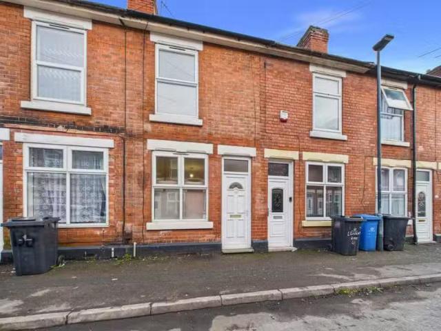 Unique 1 BA 3 bedroom terraced house for rent in Leacroft Road.