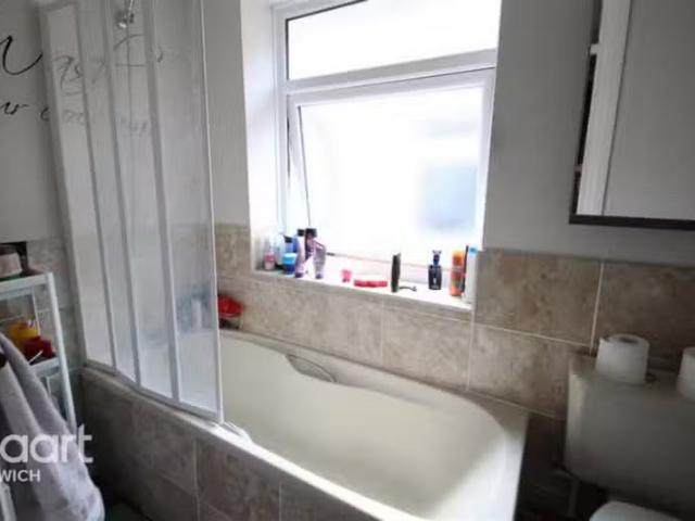 Nice 1 BA 3 bedroom terraced house for rent in Norwich Road, I.