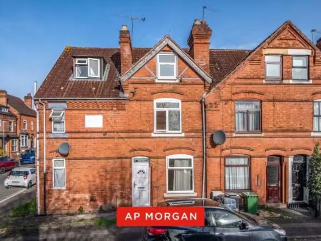 Cheap 1 BA 3 bedroom terraced house for rent in South Street.