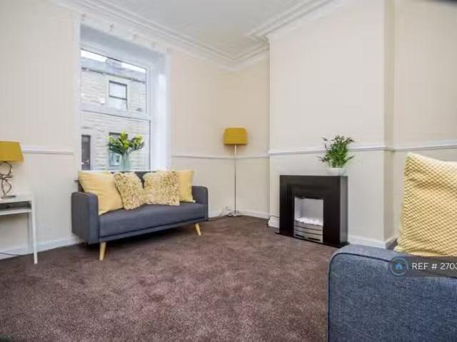 Deal! 1 BA 3 bedroom terraced house for rent in Spring Street.