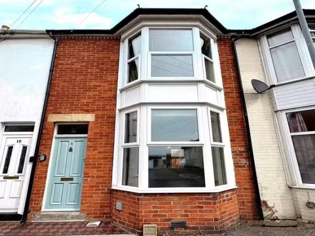 Just in! 1 BA 3 bedroom terraced house for rent in Weymouth, DT4