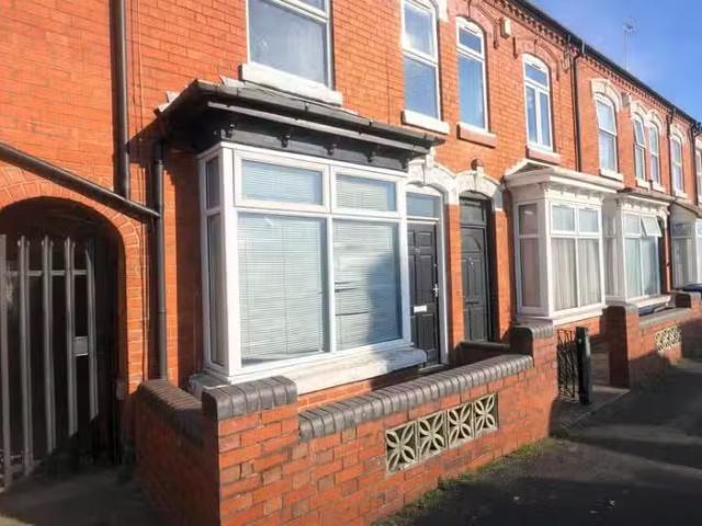 For Rent! 1 BA 3 bedroom terraced house for rent in Tenby Road.