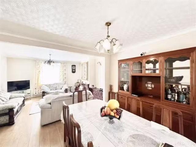 Rental! 1 BA 3 bedroom terraced house for rent in Three Bedroo.