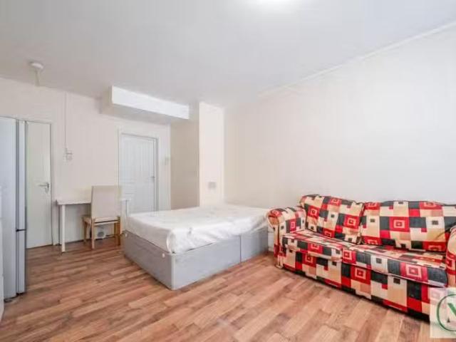 Nice 1 BA Studio flat for rent in 31 Lower Addiscombe Road, Cr.