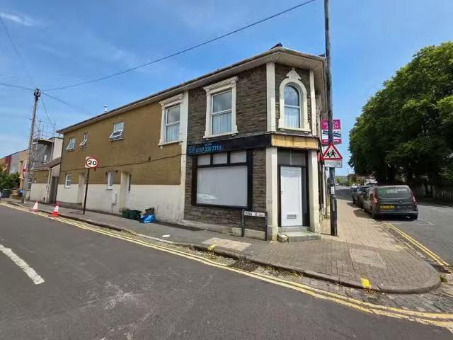 Unique 1 BA Studio flat for rent in Two Mile Hill Road, Kingsw.