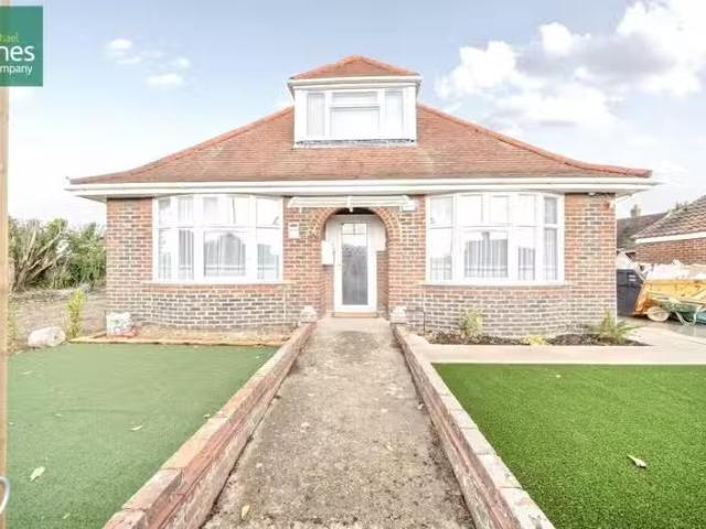 Unique 1 BA Studio flat for rent in Upper Brighton Road, Sompt.