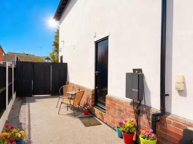 Nice 1 BA Studio flat for rent in Vine House, The Green, Black.