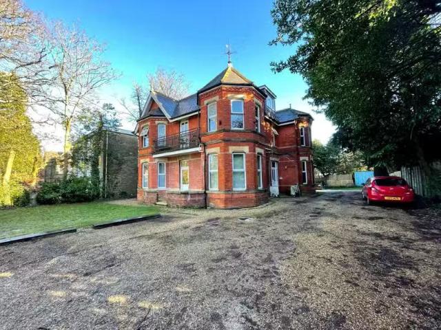 For Rent! 1 BA Studio flat for rent in Wimborne Road, Winton.