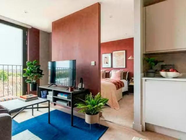 Unique 1 BA Studio flat for rent in Apartment 15, Hove Gardens.