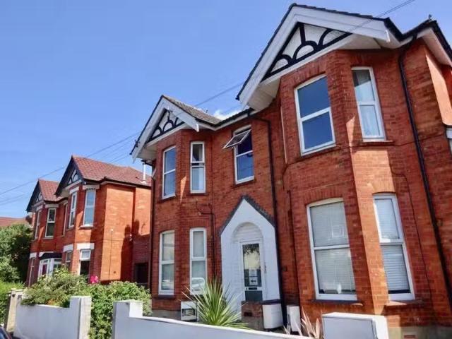 Charming 1 BA Studio flat for rent in Belvedere Road, Charmins.