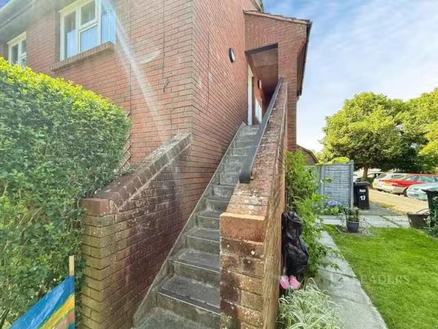 Unique 1 BA Studio flat for rent in Breamore Close, New Milton.