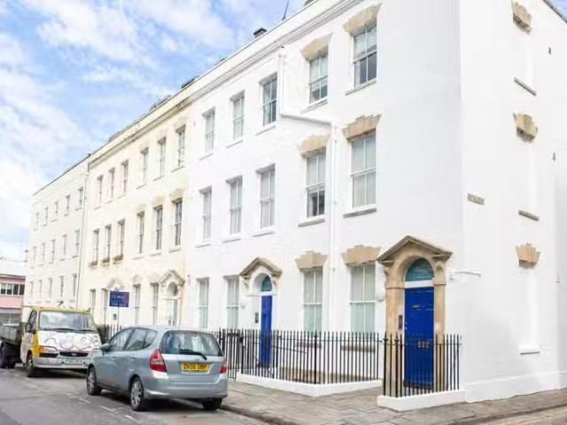 Nice 1 BA Studio flat for rent in Cave House, Cave Street, Bri.