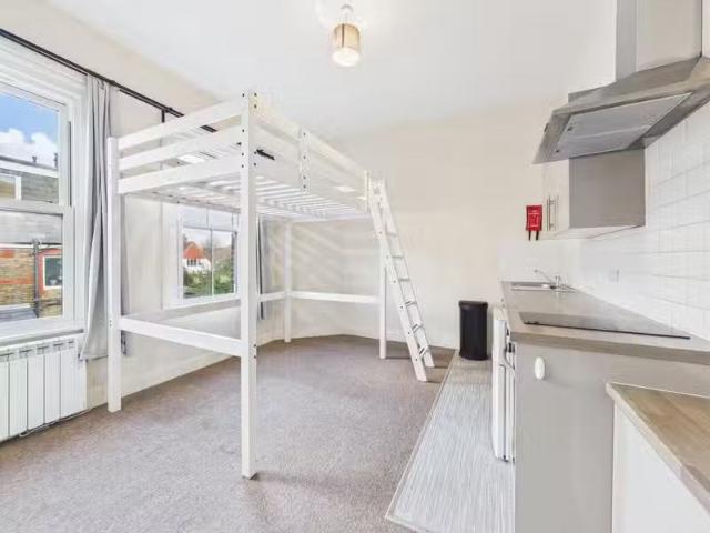 Rental! 1 BA Studio flat for rent in Cowper Road, Worthing, BN.
