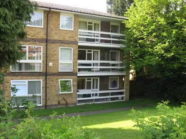 Unique 1 BA Studio flat for rent in Croydon Road, Caterham, Su.
