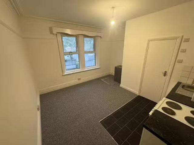 Nice 1 BA Studio flat for rent in Glen Road, Bournemouth, Dors.