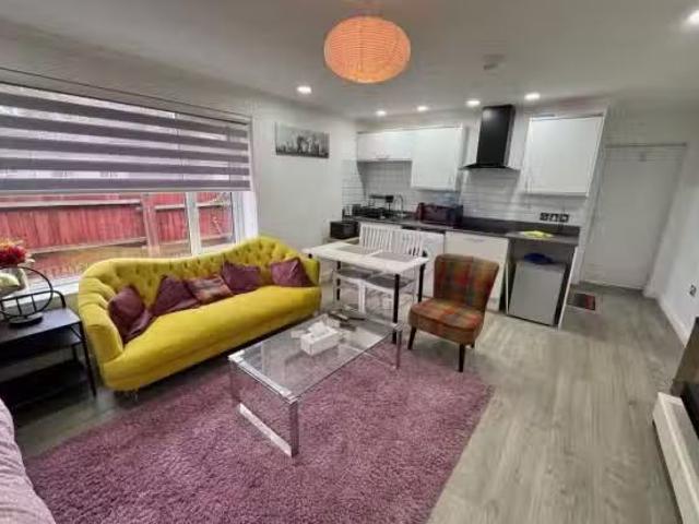 Unique 1 BA Studio flat for rent in Gwynant Crescent Cardiff.
