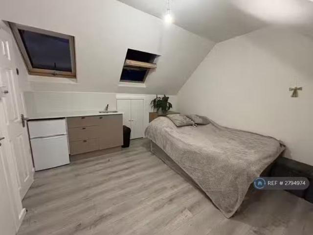 Cozy 1 BA Studio flat for rent in North Harrow, Harrow, HA2