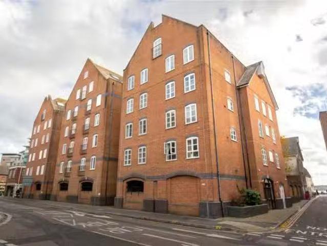 Cozy 1 BA Studio flat for rent in Quay point, Castle Street BH15