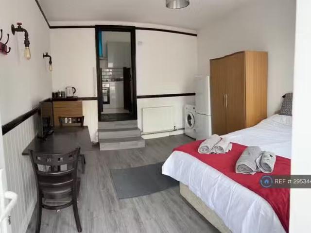 Unique 1 BA Studio flat for rent in Station Road, Portslade, B.